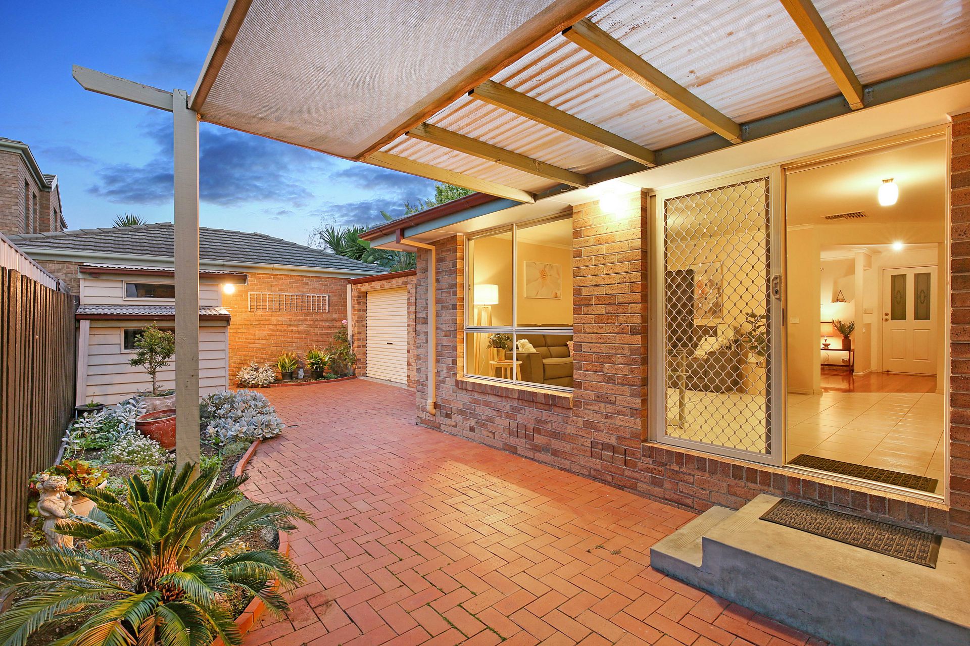 Real Estate For Sale - 1 Roe Way - Mill Park , VIC