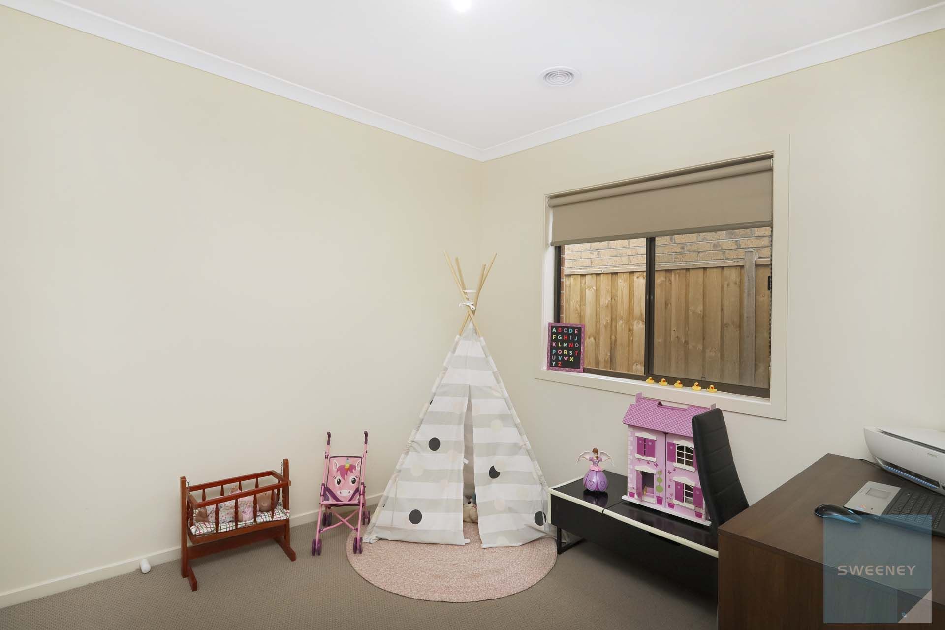 11 Peat Avenue, THORNHILL PARK | Sweeney Estate Agents