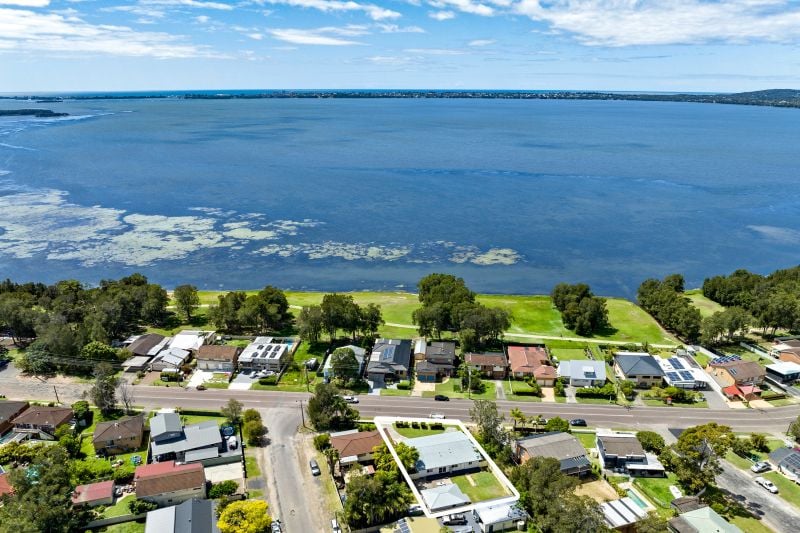 Real Estate For Sale - 338 Lakedge Avenue - Berkeley Vale , NSW